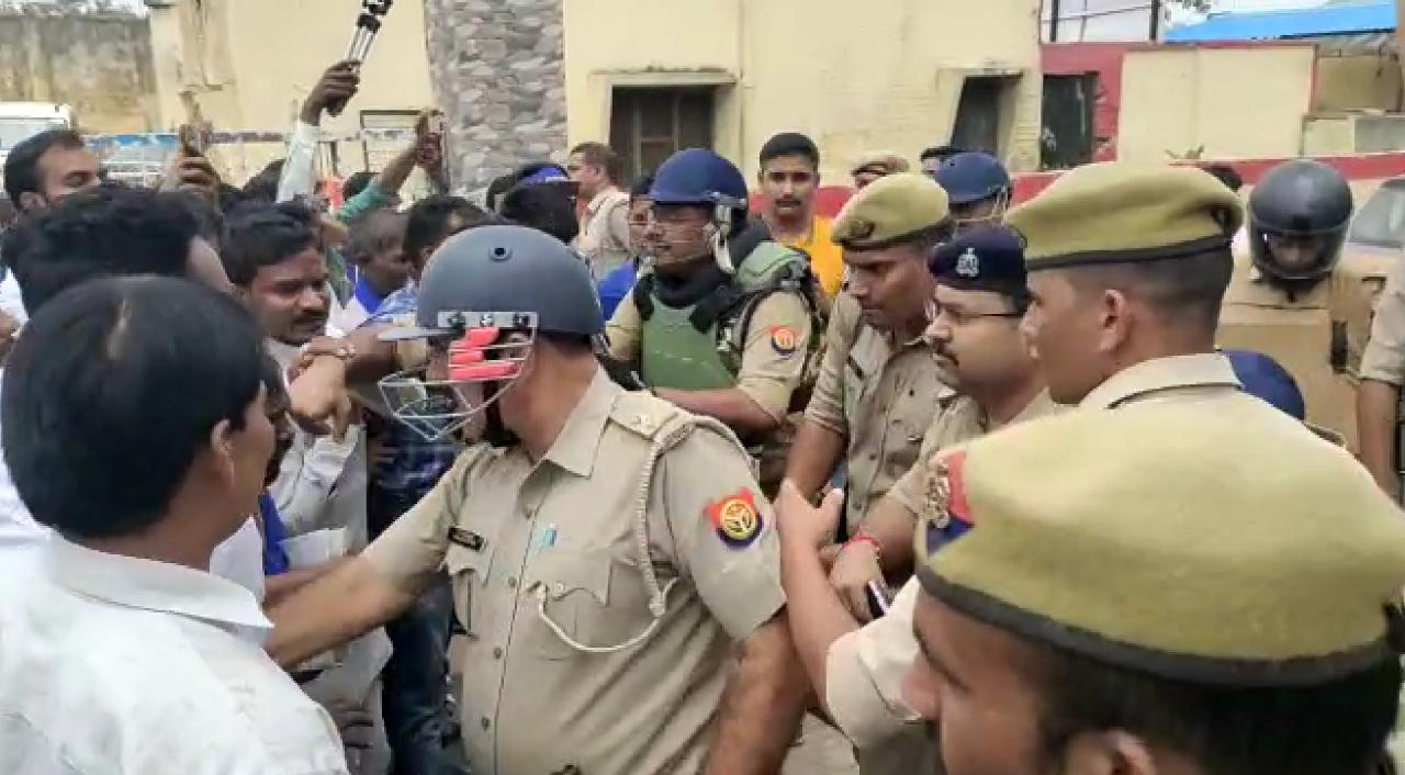 Badaun Police Lathi Charge: तस्वीरों और वीडियो में देखिए बदायूं पुलिस ...