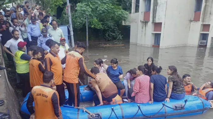 JK Weather: जम्मू में 24 घंटे में 190 MM वर्षा, तबाही के बीच स्कूल बंद ...