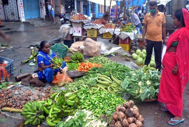 हरी सब्जियों ने दिखाया 'दम', आलू-प्याज ने भी तरेरी आंखें - green ...