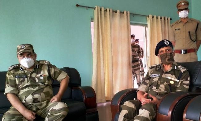 जवानों को कर्तव्यनिष्ठता का पाठ पढ़ाते हुए बढ़ाया उत्साह - IG and DIG teaching soldiers about ...