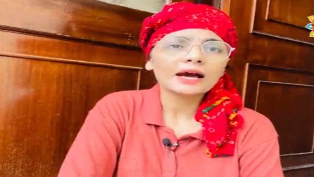 Neha Singh Rathore ने गाया गीत, कैसे होई ग्रेजुएशन..., इलाहाबाद विश् ...