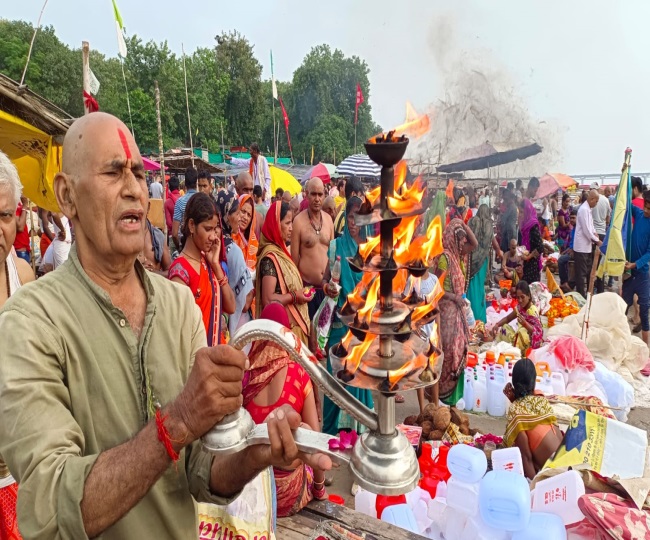 Pitru Paksha 2022: पितृ पक्ष की अमावस्‍या आज, प्रयागराज संगम तट पर ...