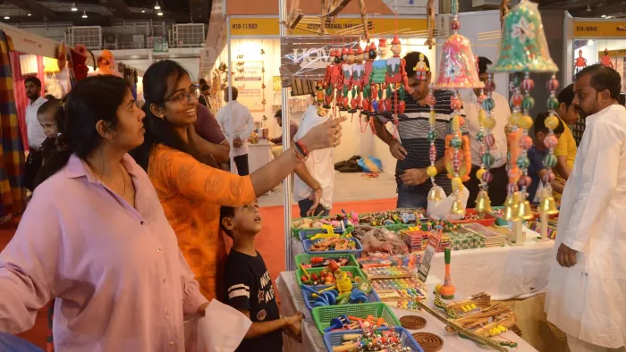 UP Trade Show: कुटीर उद्योगों को फर्श से अर्स पर पहुंचने का मिला ...
