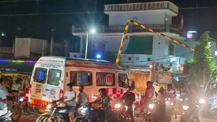 रेलवे गेट तोड़कर भागा बाइक सवार, दो घंटे तक बांदा मार्ग पर आवागमन रहा ...