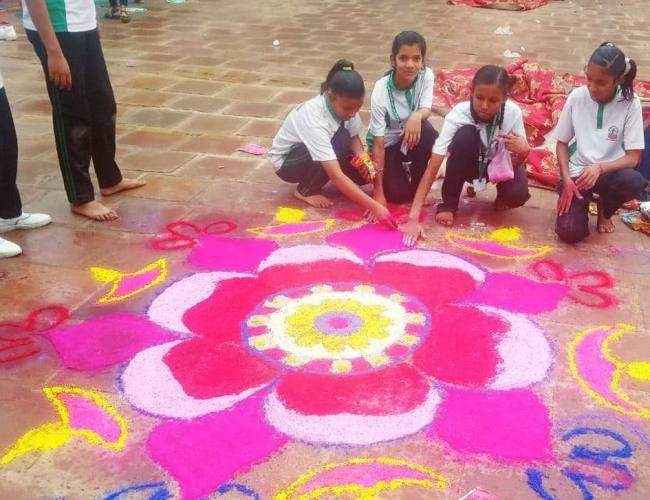 दीपावली को ले बच्चों ने बनाई रंगोली - Children made rangoli with Diwali ...