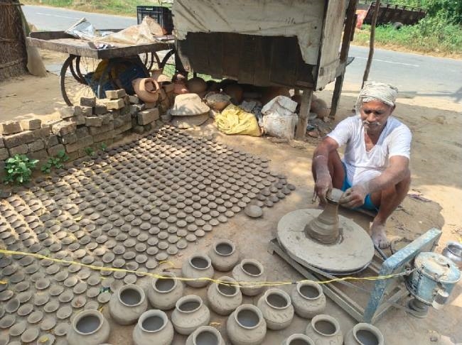 कुंभकारों की मेहनत के दीयों से रोशन होगी दीपावली - basti news ...