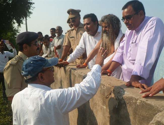 फर्रुखाबाद: पुलिस ने रात में कराई धार्मिक स्थल के क्षतिग्रस्त भाग की ...