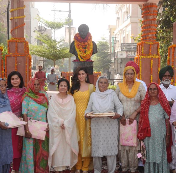Nimrat Kaur के पिता की आतंकियों ने कर दी थी हत्या, 30 साल बाद मेमोरियल ...