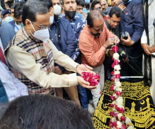 Maulana Kalbe Sadiq Tribute: डिप्‍टी सीएम दिनेश शर्मा ने किए मौलाना डॉ ...