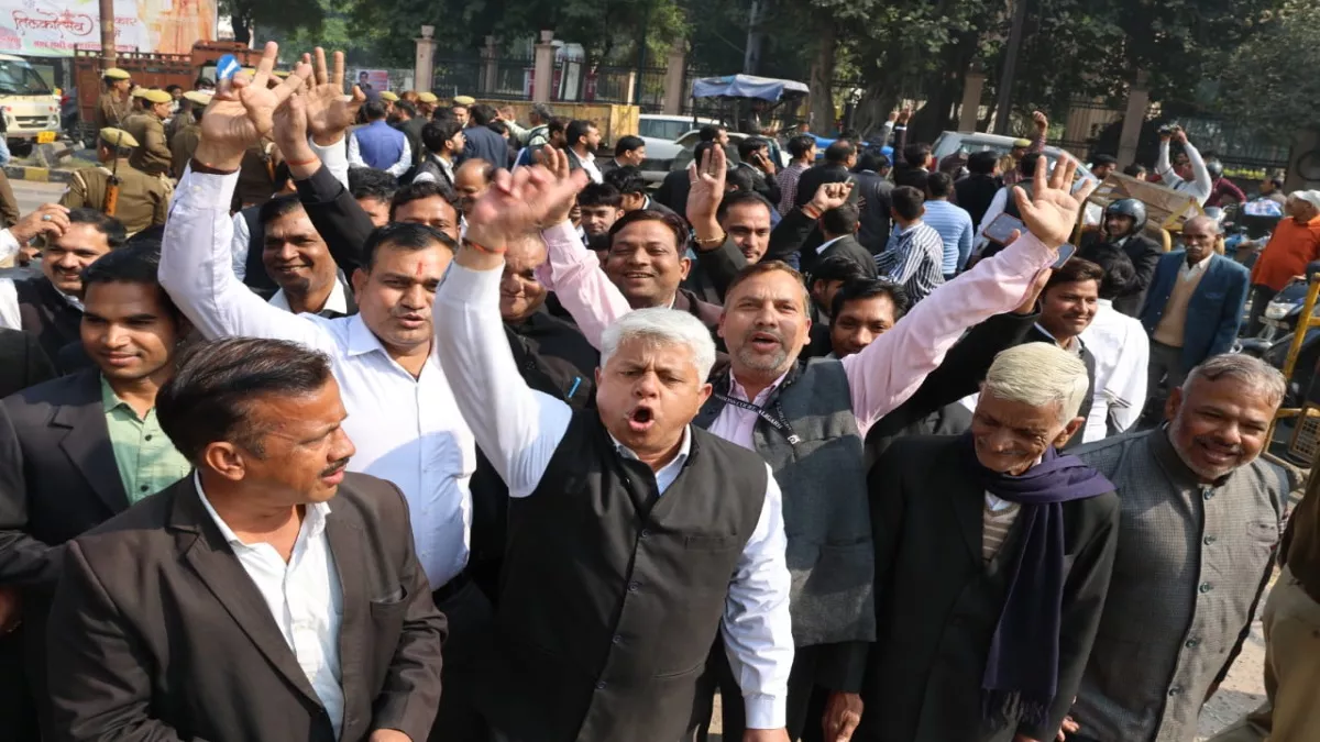 Aligarh News: अधिवक्ता से मारपीट में गिरफ्तारी न होने के विरोध में ...