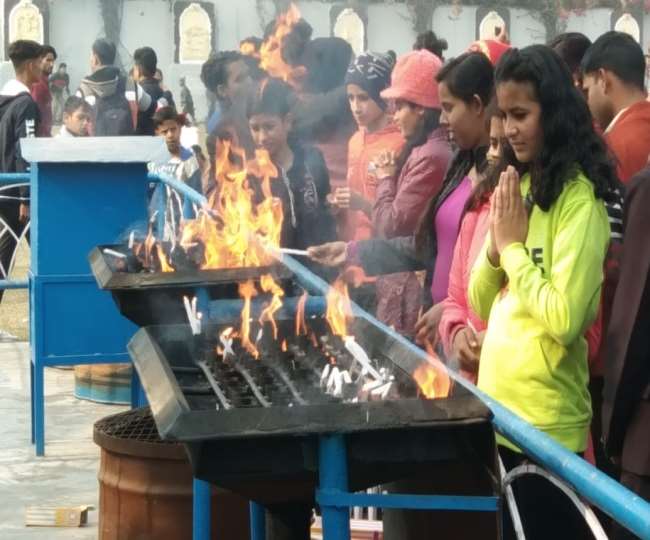 Christmas 2021: धूमधाम से मनाया जा रहा प्रभु यीशू का जन्म दिवस ...