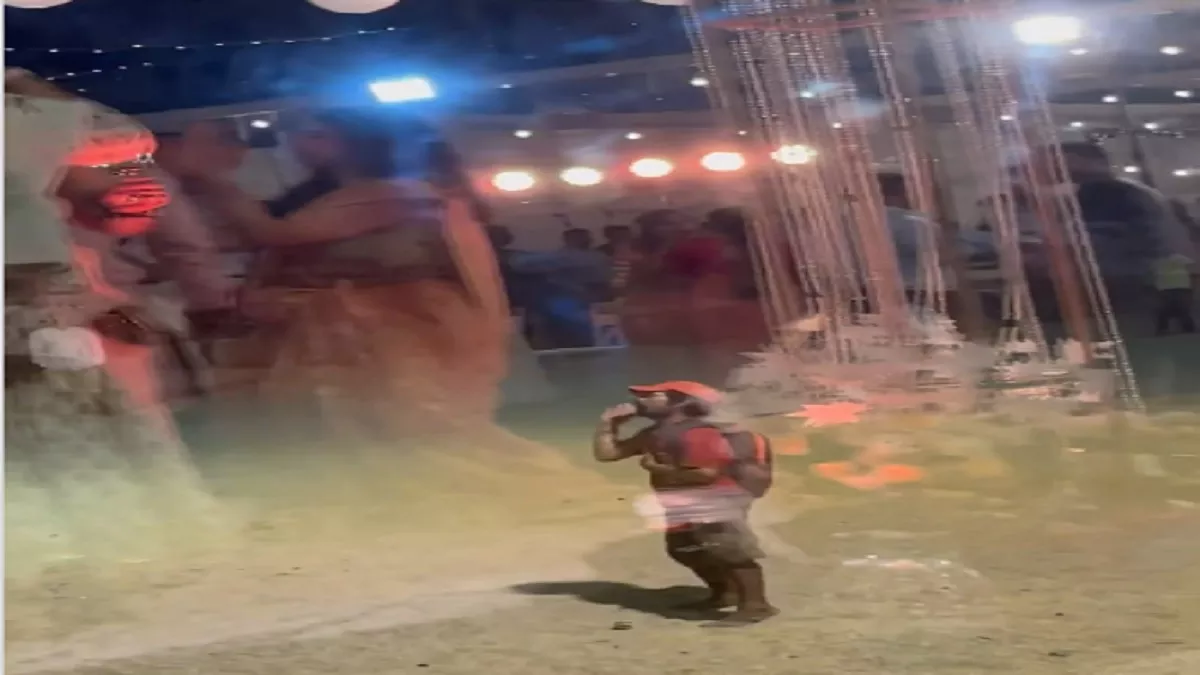 Viral Video: 'सपने में मिलती है' गाने पर डिलीवरी एजेंट ने किया ऐसा डांस ...