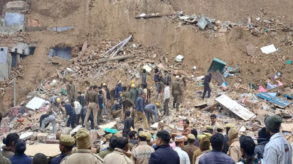 Agra Building Collapse: आगरा में ग‍िरी जर्जर इमारत, रेस्‍क्‍यू टीम ने ...