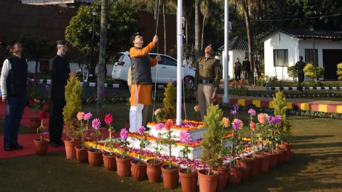 गणतंत्र दिवस: सीएम धामी ने मुख्यमंत्री आवास पर फहराया तिरंगा, कहा- 2025 ...