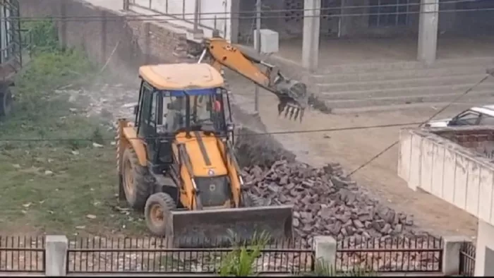 'यूपी में हो रहा एशिया की सबसे बड़ी मस्जिद का निर्माण', सीएम योगी से ...