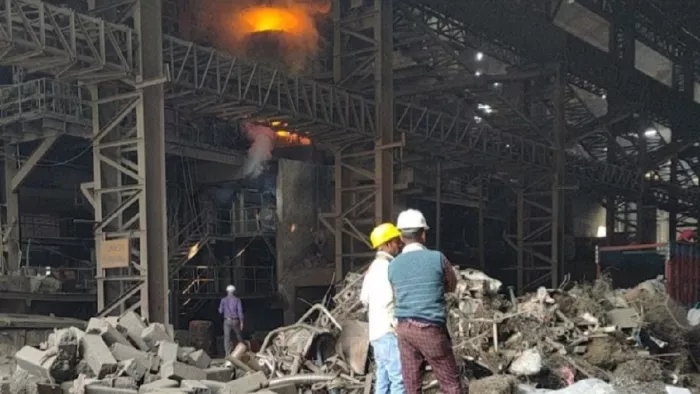 UP News: इस्पात फैक्ट्री की भट्ठी में धमाके से 10 मजदूर झुलसे, दो गंभीर; स्क्रैप गलाते समय हुआ ...