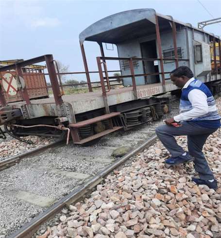 Train Derailment: बरेली रेलवे लाइन पर तेज आवाज के साथ ट्रेन के गार्ड का ...