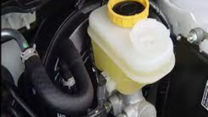 कहीं फेल न हो जाए आपकी गाड़ी का ब्रेक, Brake fluid लेवल का ऐसे रखें ...