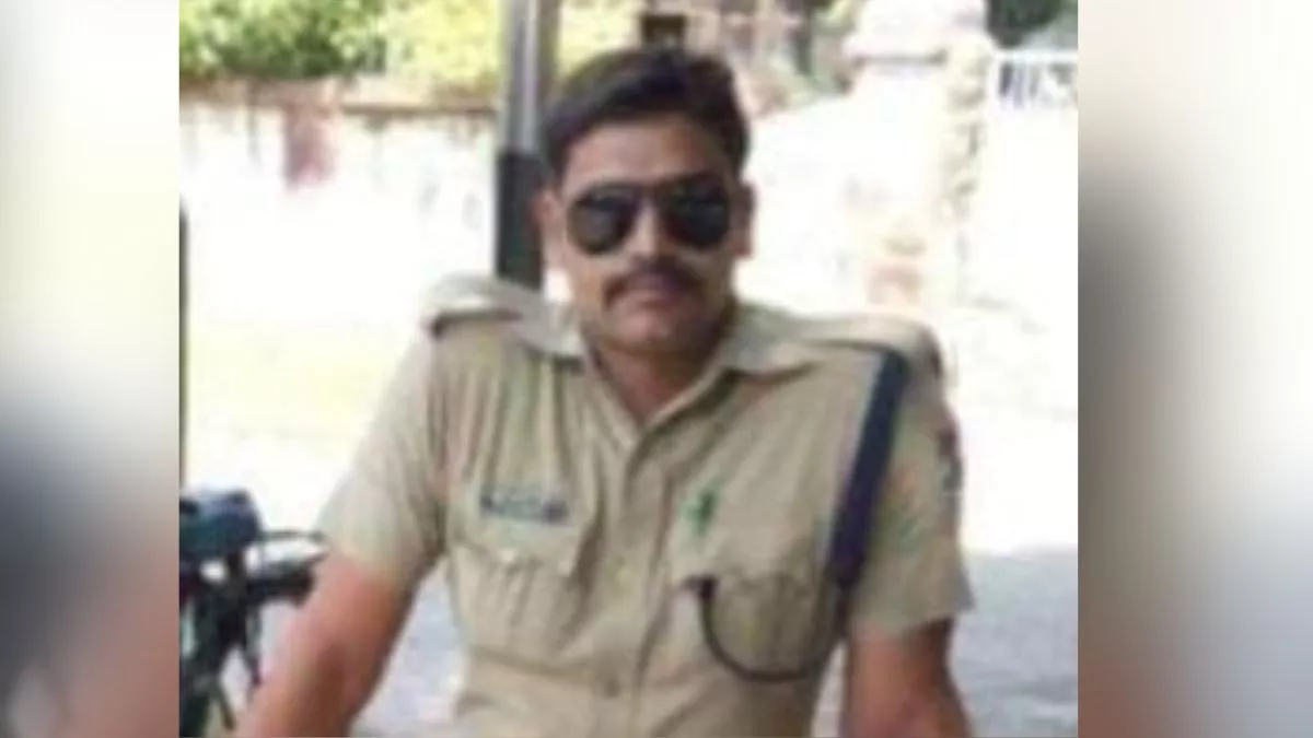 Deoria News: रेलवे लाइन के हाईटेंशन तार की चपेट में आने से RPF सिपाही ...