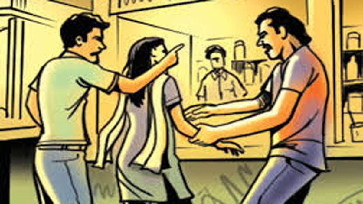 Eve Teasing: सहेलियों के साथ स्कूल आते-जाते समय बहन को छेड़ता था ...