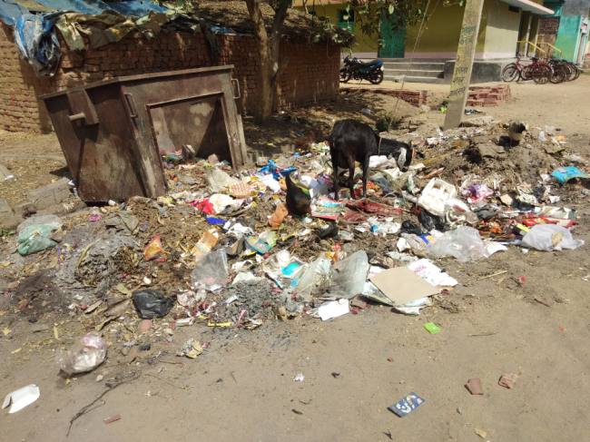 शहर में कचरे का ढेर, सही से नहीं होती सफाई