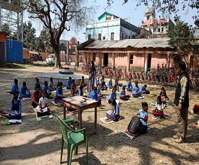 West Champaran: कोरोना संकट के बीच बिना पढ़े अगली कक्षाओं में प्रोन्नत ...