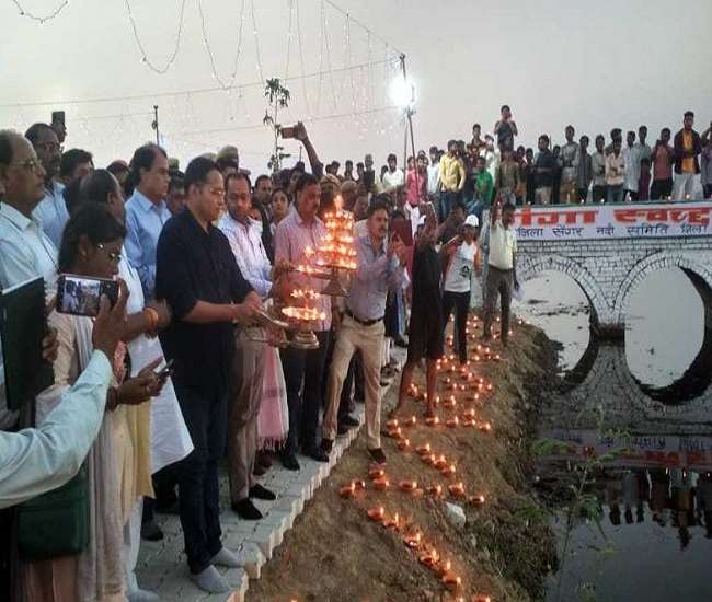 हाथरस में फिर जगमगाई सेंगर नदी, आरती में शामिल हुए डीएम, एसपी व अन्‍य ...