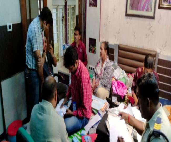 EOW Raid: सहायक शिक्षक के घर ईओडब्ल्यू का छापा, 27 कालेजों का निकला मालिक - EOW raid in ...