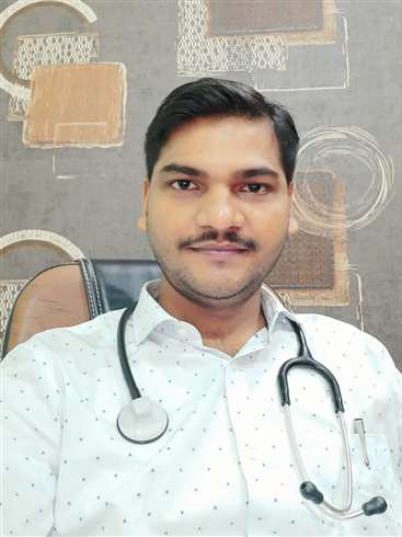 वाराणसी में जरूरतमंदों की सेवा ही नहीं अस्पतालों में भर्ती भी करा रहे डाक्‍टर रवि रंजन - Doctor ...