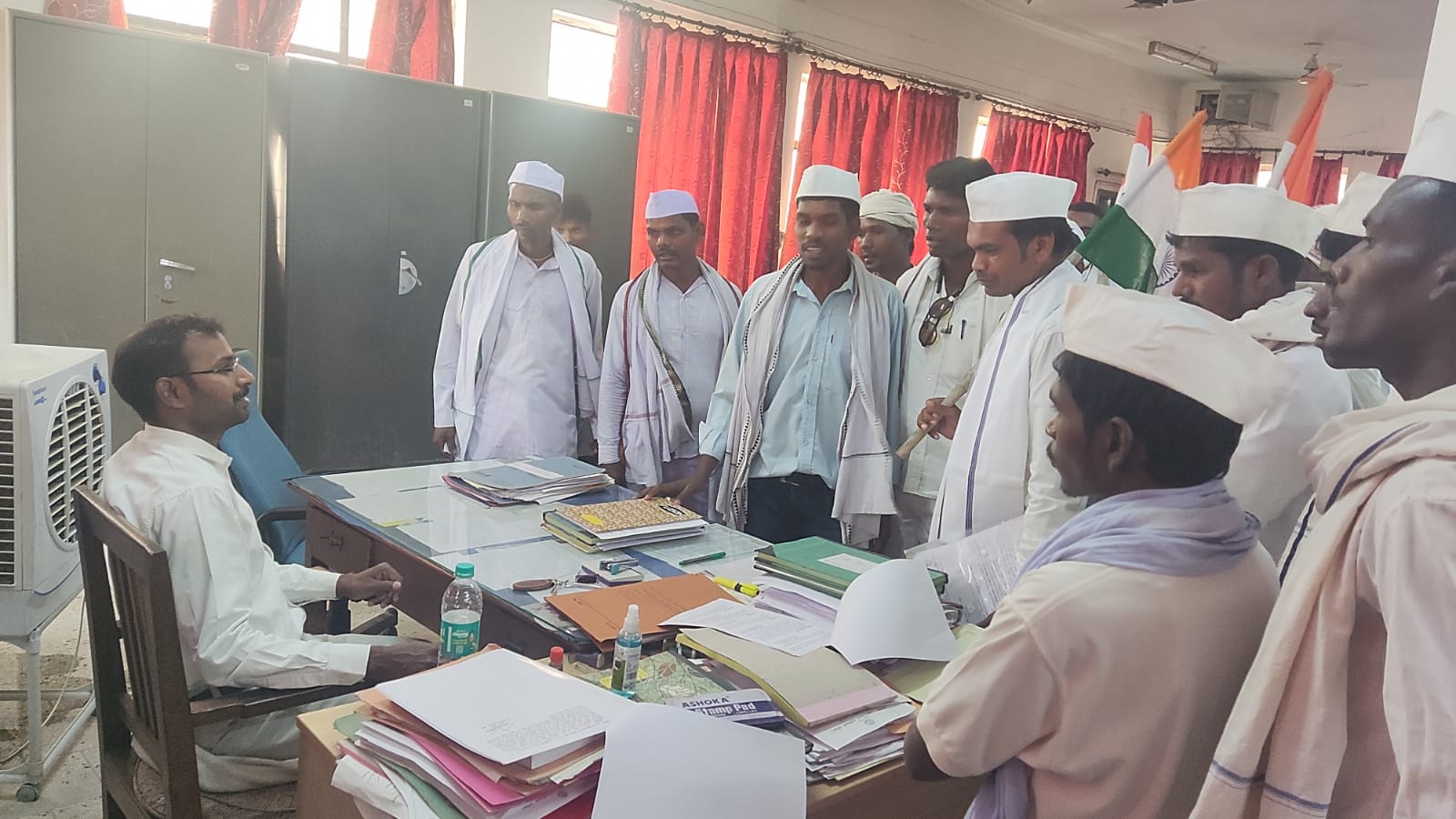 Jharkhand: गांधीवादी टाना भगतों का भड़का आक्रोश... कलेक्ट्रेट से अफसरों ...