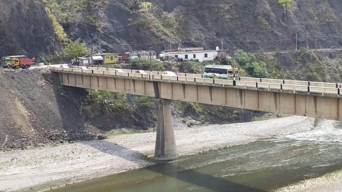 Himachal News: हिमाचल के इन दो पुलों पर मंडरा रहे खतरे के बादल, करीब ...