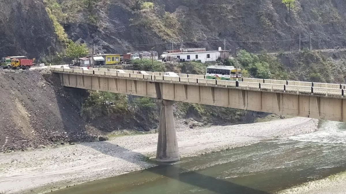 Himachal News: हिमाचल के इन दो पुलों पर मंडरा रहे खतरे के बादल, करीब ...