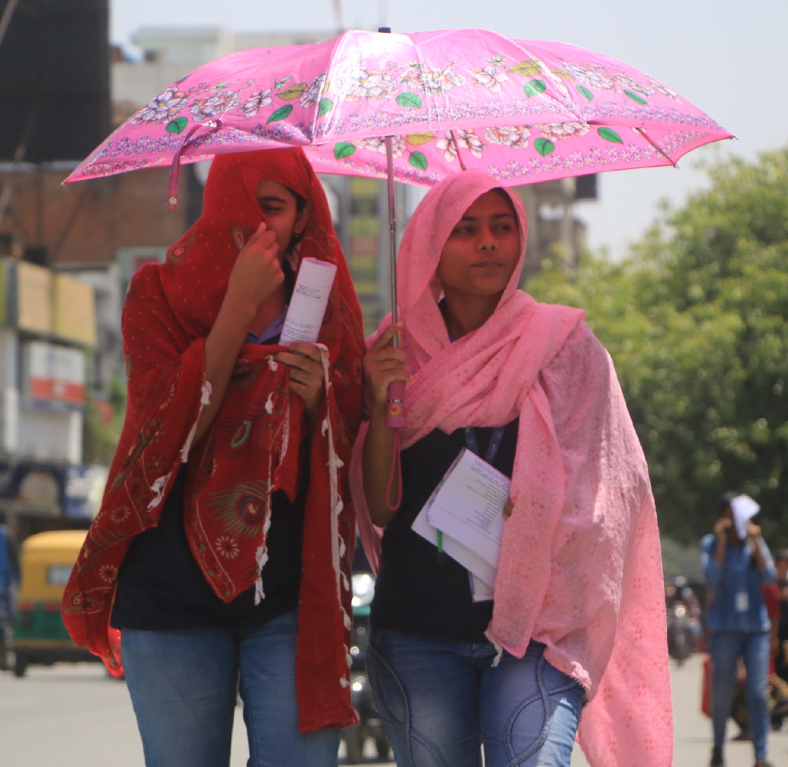 UP Heat wave: महादेव के शहर का पारा पहुंचा 44 डिग्री पार, धधक उठा दिन ...