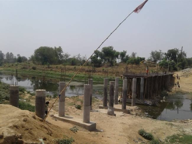 कुदरा में दुर्गावती नदी पर पुल निर्माण का कार्य अंति दौर में