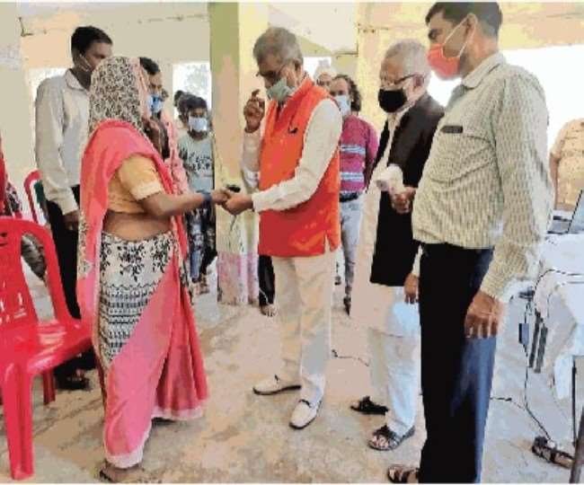 बरेली के जौहरपुर गांव में विधायक ने खुद संभाला कोविड डेस्क का जिम्मा