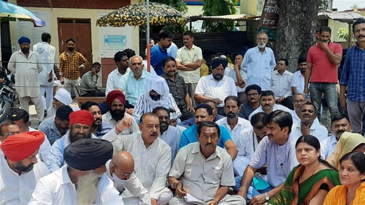 अवैध खनन के खिलाफ किच्छा तहसील में धरने पर बैठे विधायक तिलकराज बेहड़ ...