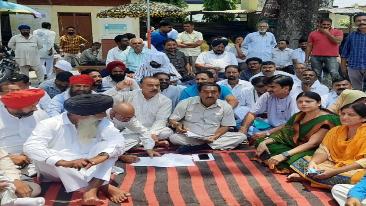 अवैध खनन के खिलाफ किच्छा तहसील में धरने पर बैठे विधायक तिलकराज बेहड़ ...