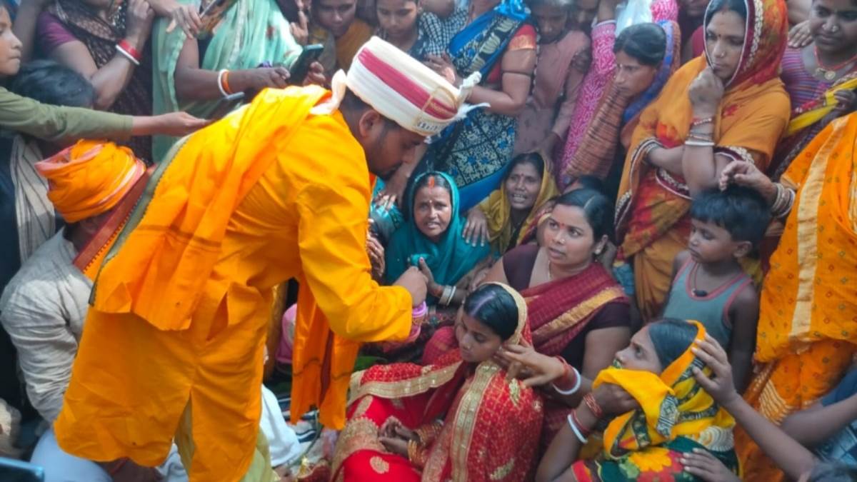 Saran: प्रेमिका से छिपकर मिलने आया था प्रेमी, गांव वालों ने जबरदस्ती ...