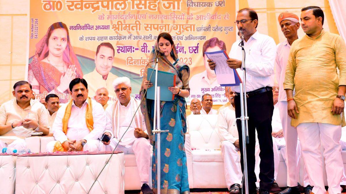 Aligarh: चेयरमैन सपना गुप्ता व सदस्यों को SDM ने दिलाई शपथ, इस व्यक्ति ...