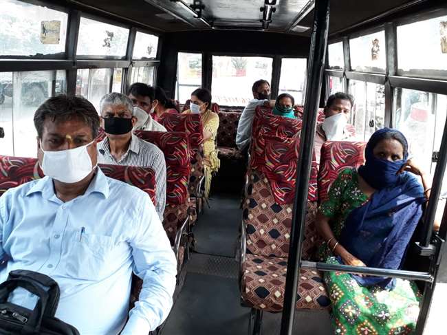 Coronavirus Effect: तीन महीने बाद शहर की सड़कों पर दौड़ी मिनी बसें ...