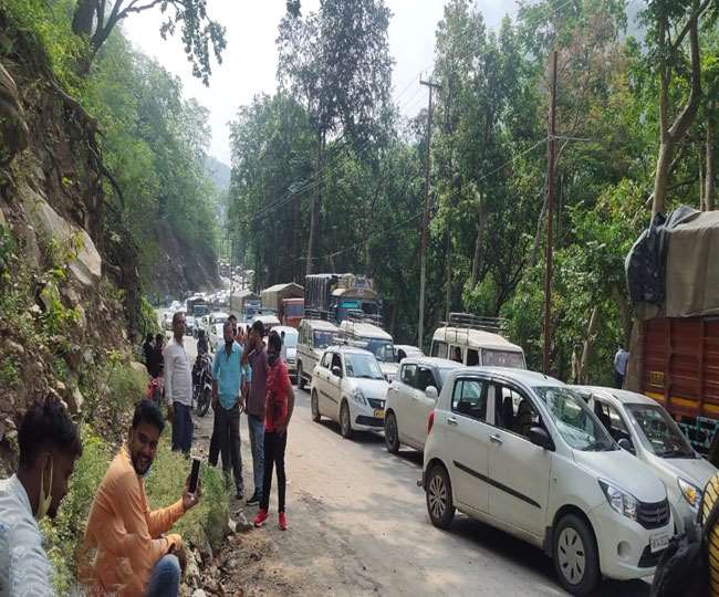 ऋषिकेश-बदरीनाथ मार्ग पर चट्टान टूटने से सड़क बाधित, दोनों ओर वाहनों की ...