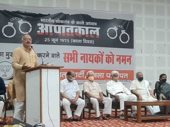 पुरस्कार लौटाने वाले बताएं आपातकाल में कहां थी अभिव्यक्ति की आजादी संजय ...