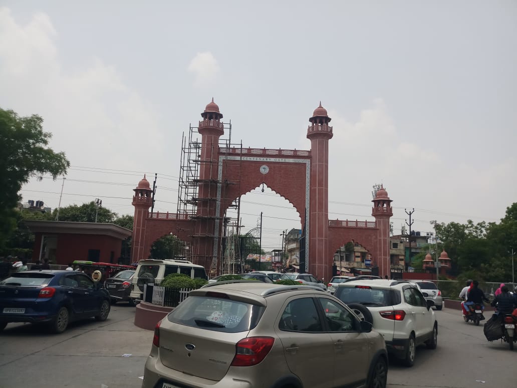 AMU नौ वीं की प्रवेश परीक्षा खत्‍म होने के बाद शहर का यातायात जाम ...