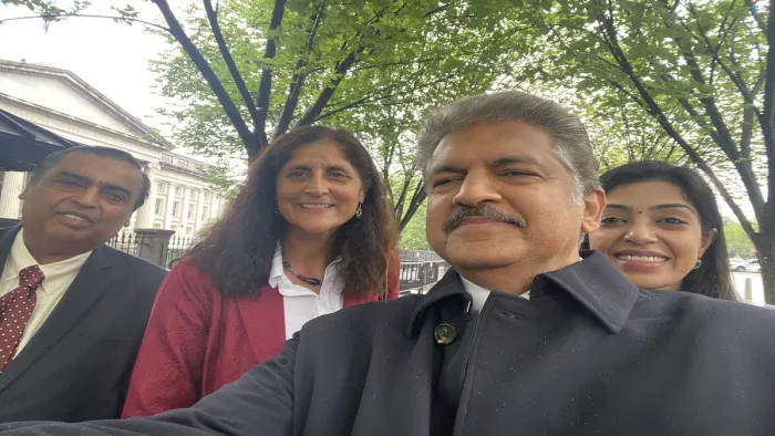 जब टैक्सी में एक साथ बैठे Mukesh Ambani और Anand Mahindra, पीएम मोदी की ...