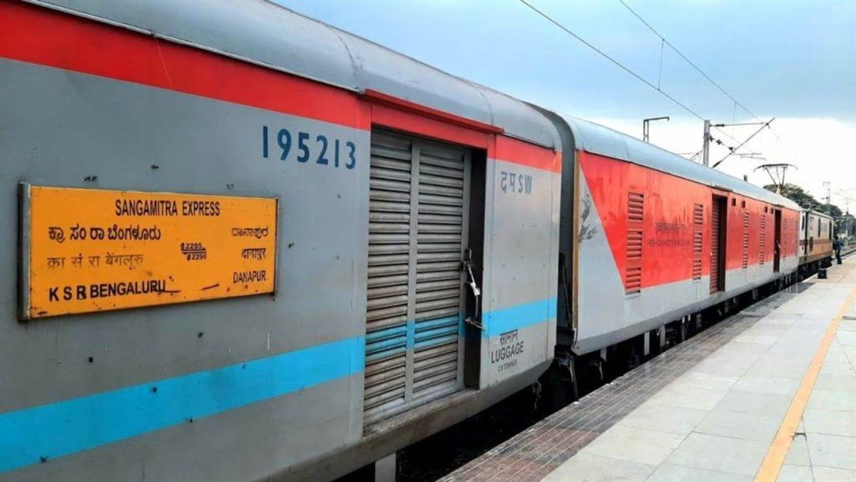 बेंगलुरु से दानापुर जा रही Sanghamitra Express का इंजन फेल, जहां-तहां रुकीं कई ट्रेनें; यात्री ...