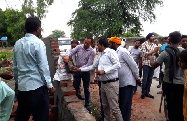 प्राइमरी स्कूल की निर्माणाधीन दीवार के सैंपल भरे