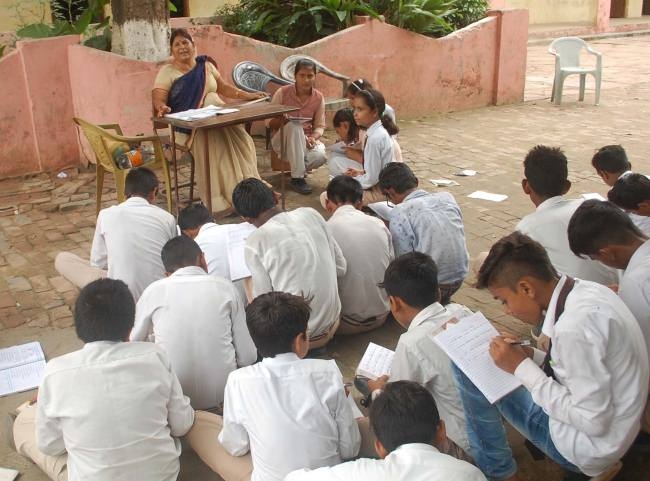 डीएम के आदेश हवा-हवाई, स्कूलों में चली पढ़ाई