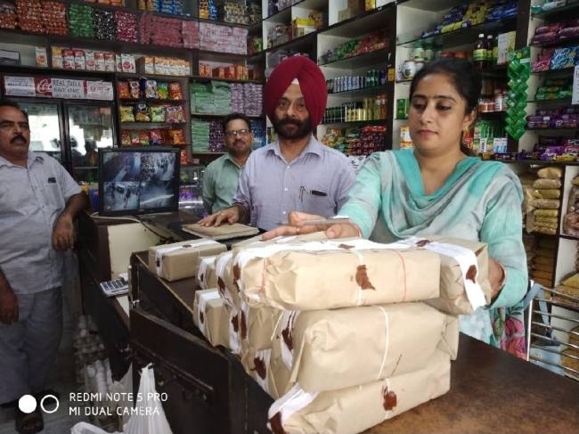 सैंपलिग टीम के डर से दोपहर तक बंद रहीं दुकानें