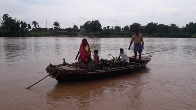 कनहर नदी पर नहीं बना पुल, नाव बना सहारा - generalnews