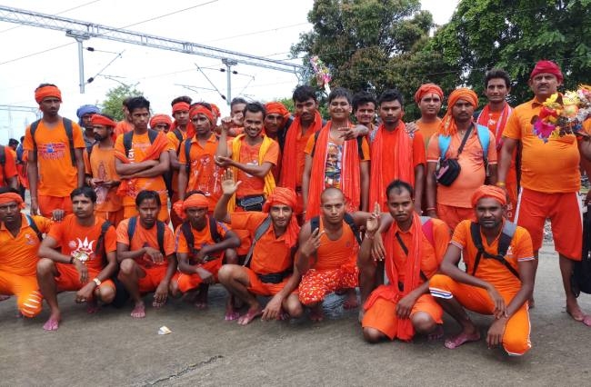 जयघोष के साथ कांवरियों का जत्था रवाना